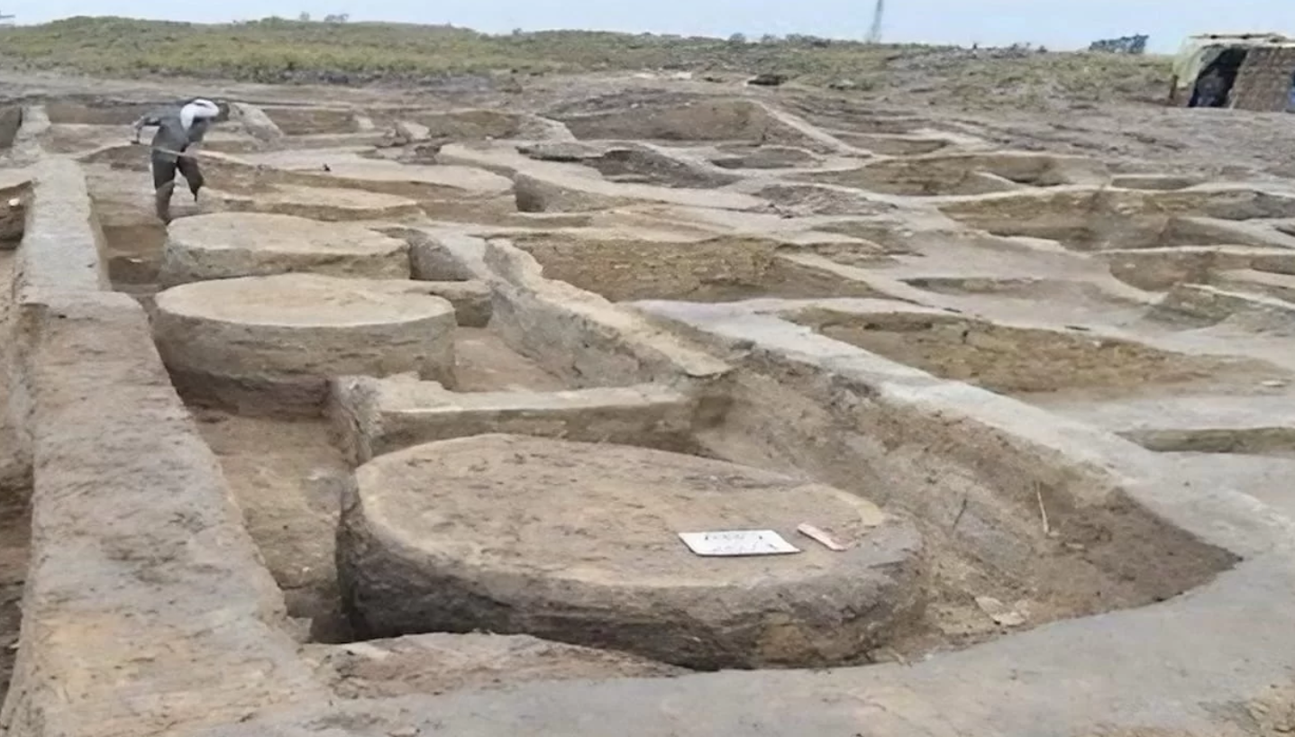 Egypt Archaeologists discover ancient military barracks